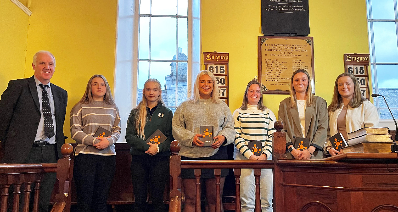 Chwech aelod newydd yn Rhyd-y-main